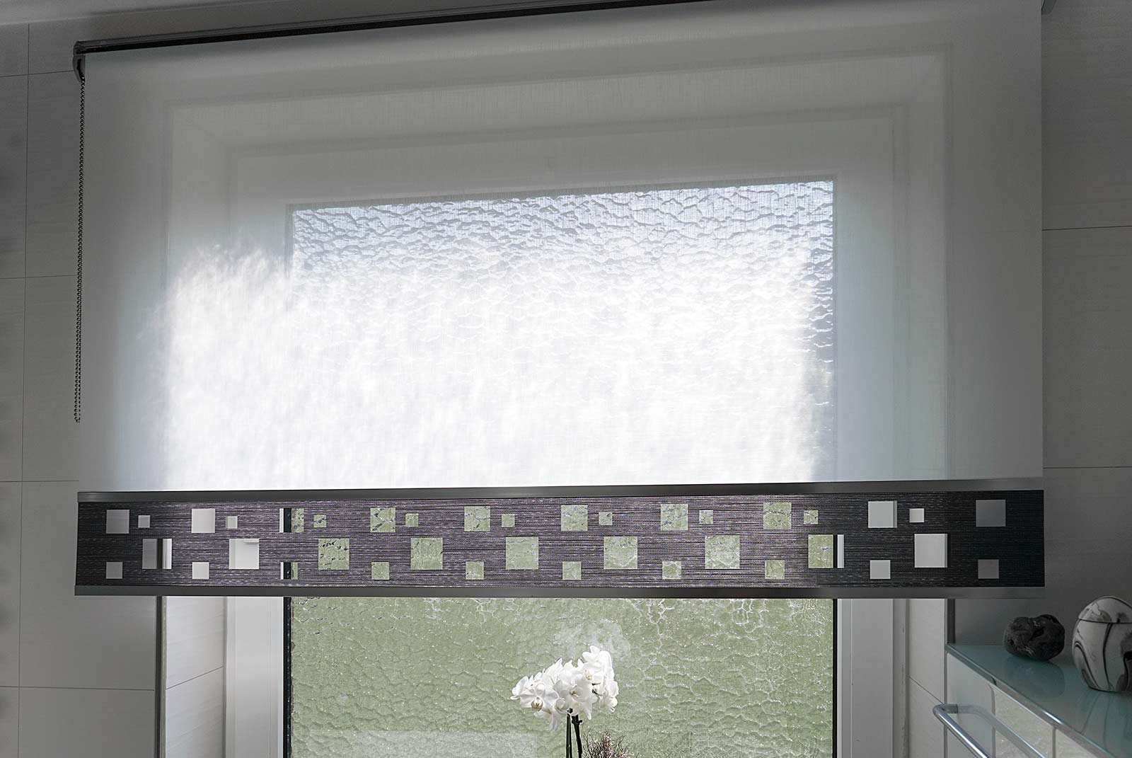 Modernes Rollo Bad mit Lasercut nach Maß